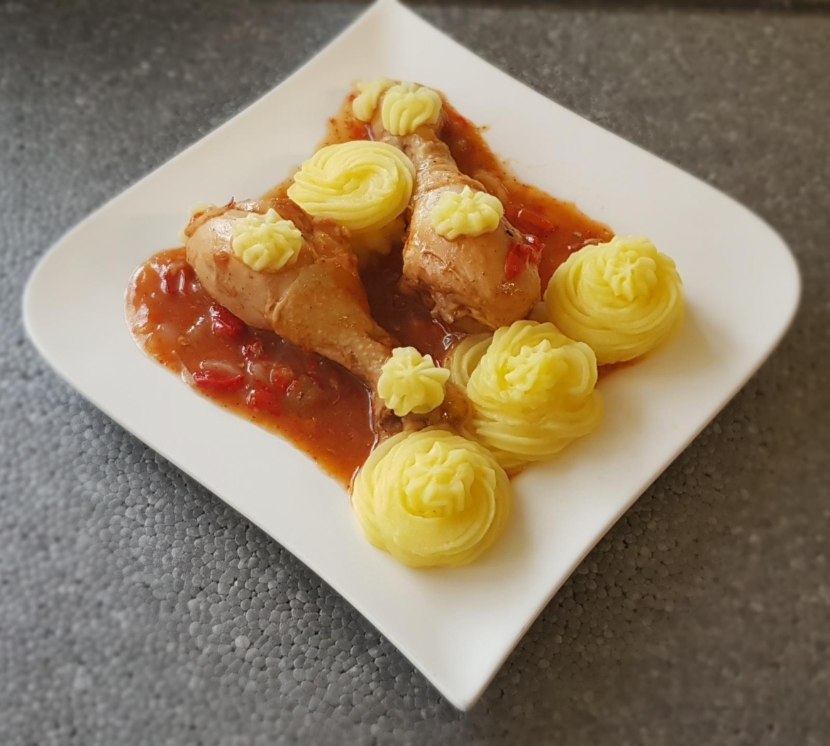 Ostropel de pui cu piure – Catering Sanatos Sibiu